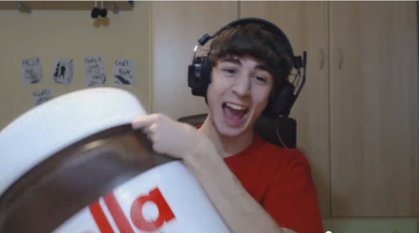 ANCHE FAVIJ DICE LA SUA SUGLI YOUTUBER CORROTTI