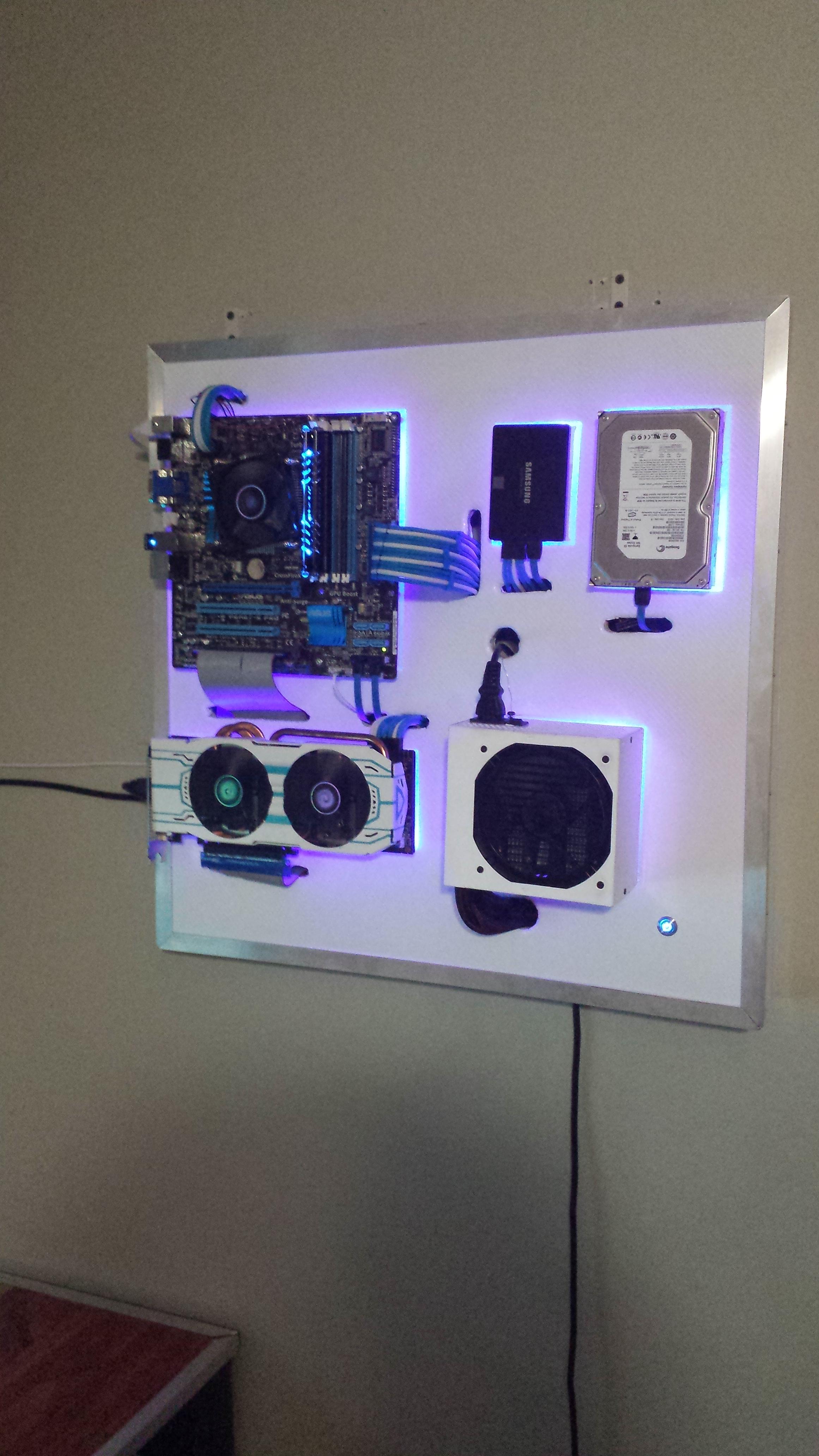 INTRODUCING: IL PC DA MURO